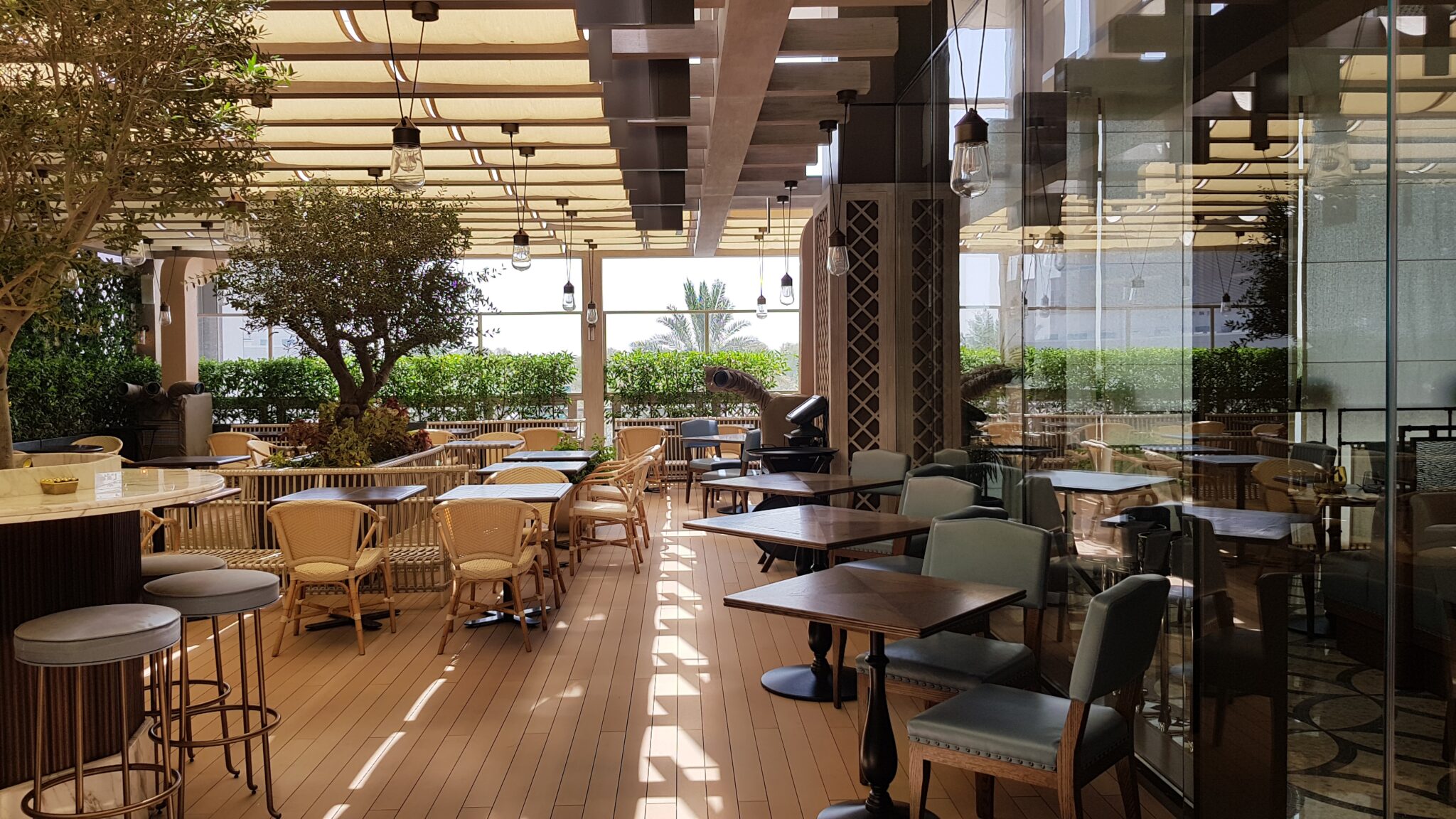 Elevating Outdoor Dining: Stylish Spaces with Commercial Glass ...